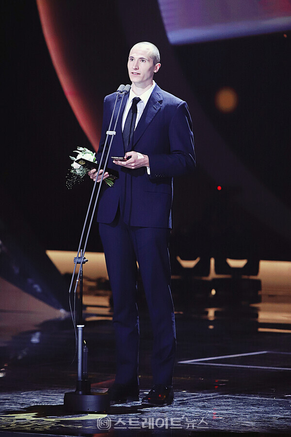 [서울드라마어워즈 2022] 영국의 ‘Help’, 대상 및 남녀 연기자상 수상 ‘3관왕 쾌거’