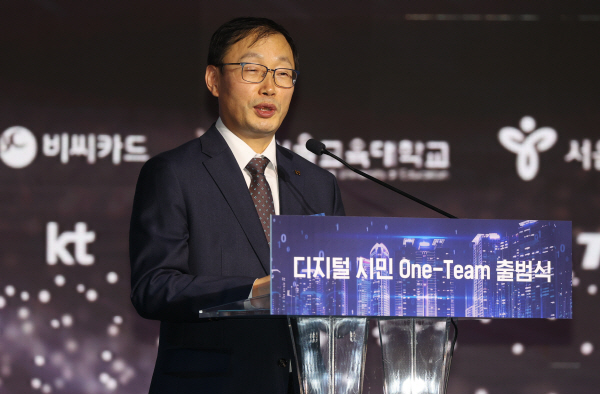 KT 차기 CEO 인선, 정치권 외풍 견뎌낼까