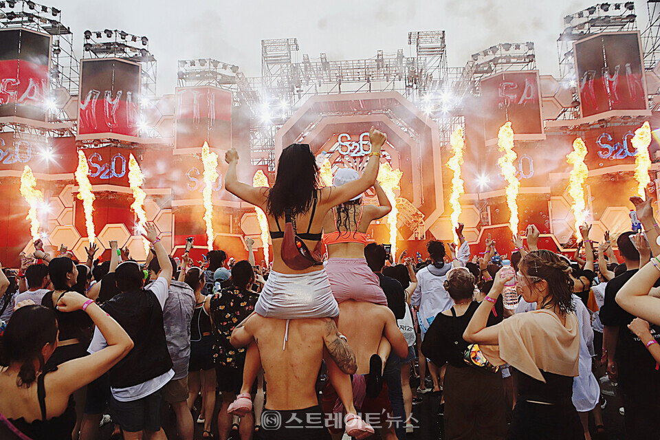 [포토] ‘2023 S2O Korea 송크란 뮤직 페스티벌’ 즐기는 관객들