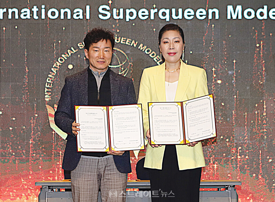 [포토] 인터내셔널 슈퍼퀸 모델협회, 황금단 한복과 MOU 체결 - Kollo